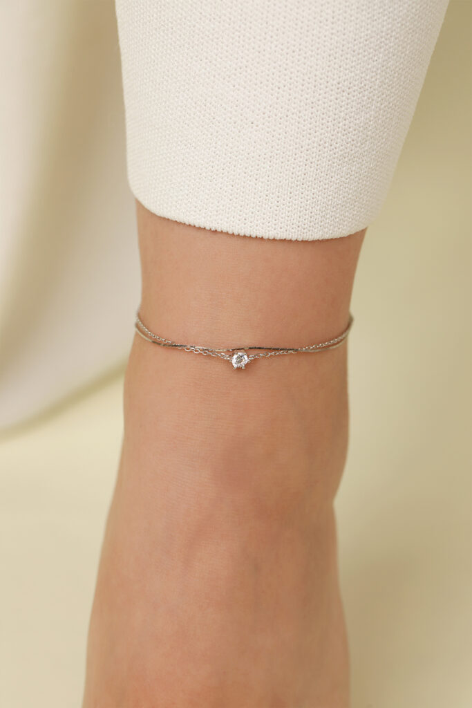 Bratara de picior argint cu cristal – Eleganta delicata pentru vara ta